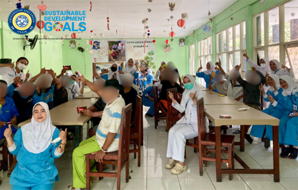 Pelaksanaan Terapi Bermain pada Lansia: Melipat Origami di Ruang ...