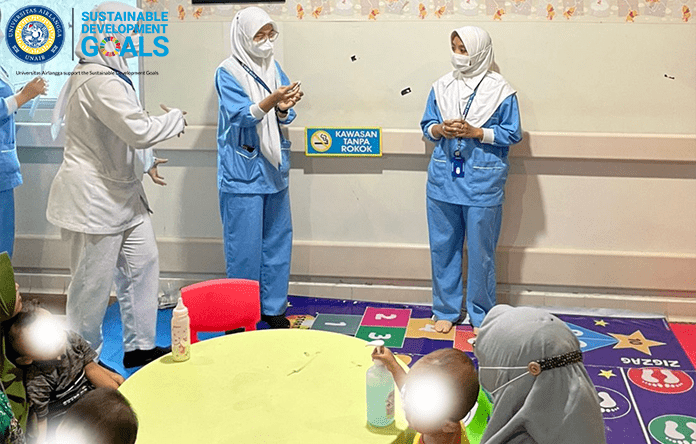 Pelaksanaan Terapi Bermain pada Lansia: Melipat Origami di Ruang ...